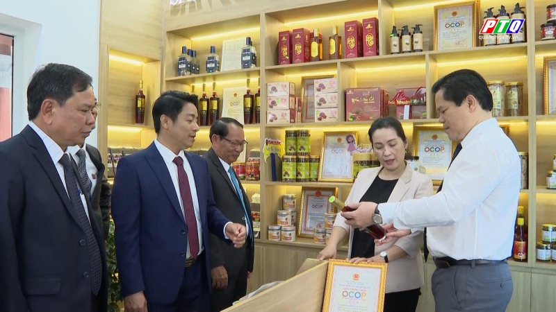 Tham quan điểm trưng bày và giới thiệu sản phẩm OCOP tại Khu Lưu niệm Thủ tướng Phạm Văn Đồng ...